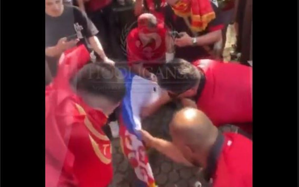 Hiljade domaćih navijača na ulicama Tirane; Pocepana srpska zastava uz ...