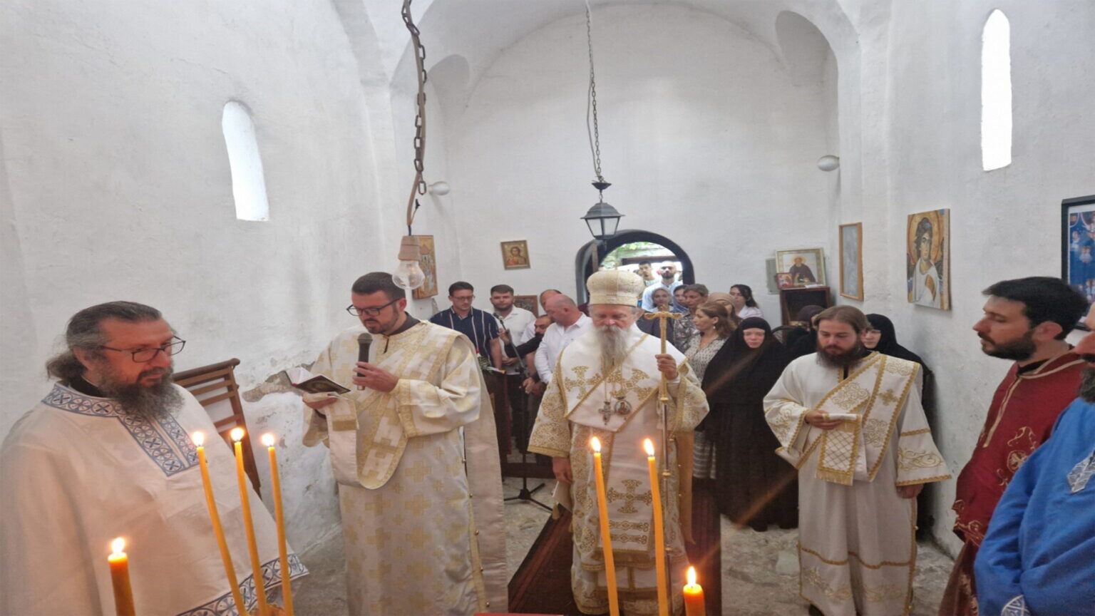 Mitropolit Teodosije služio svetu arhijerejsku Liturgiju u manastiru ...