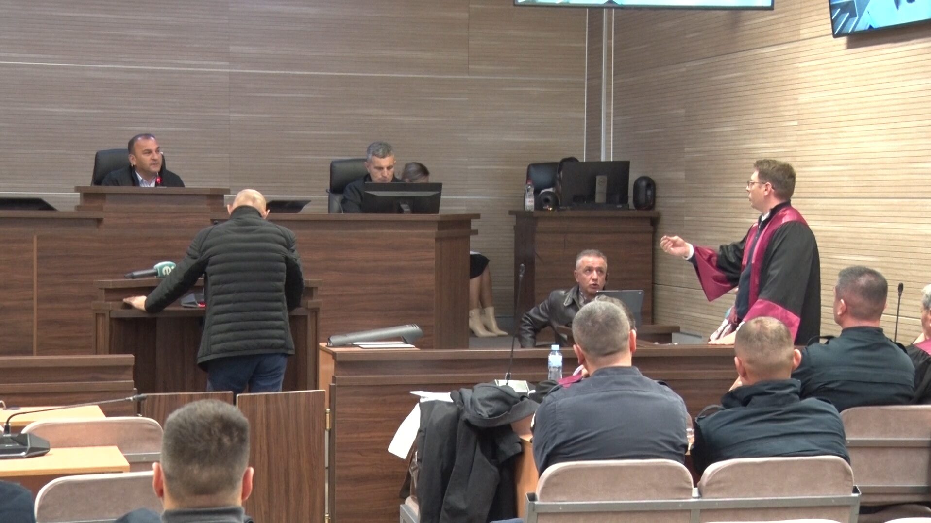 Kontradiktorne izjave svedoka na suđenju Kostiću i Miloviću - Radio ...