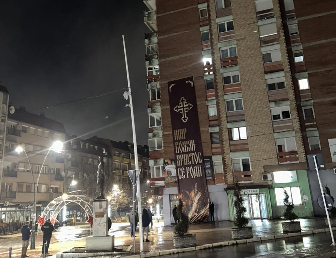 Kosovska policija vratila večeras transparent "Mir Božiji Hristos se ...