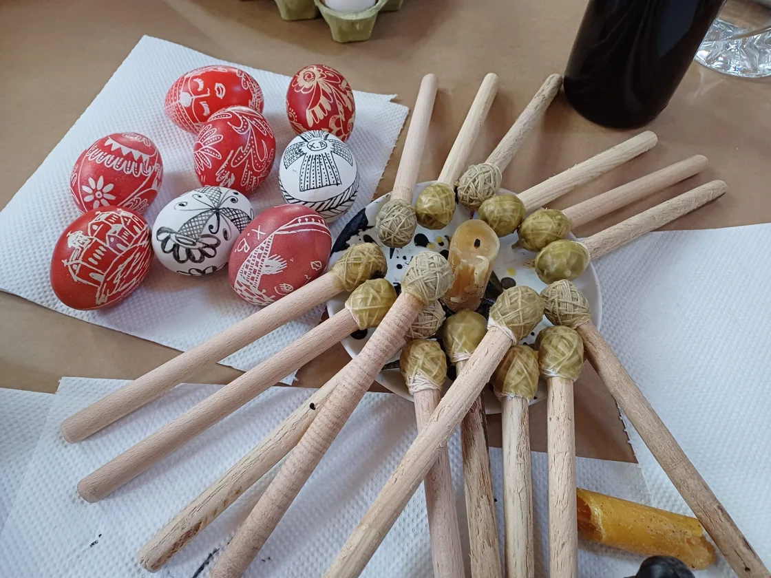 Počelo tradicionalno šaranje vaskršnjih jaja u Orahovcu - Radio ...